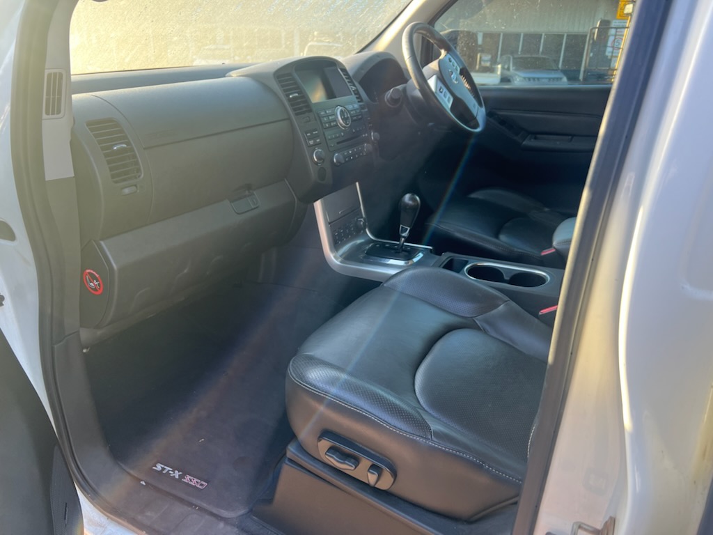 NISSAN NAVARA D40 STX-550 V9X V6 DIESEL WHITE 2012 WRECKING