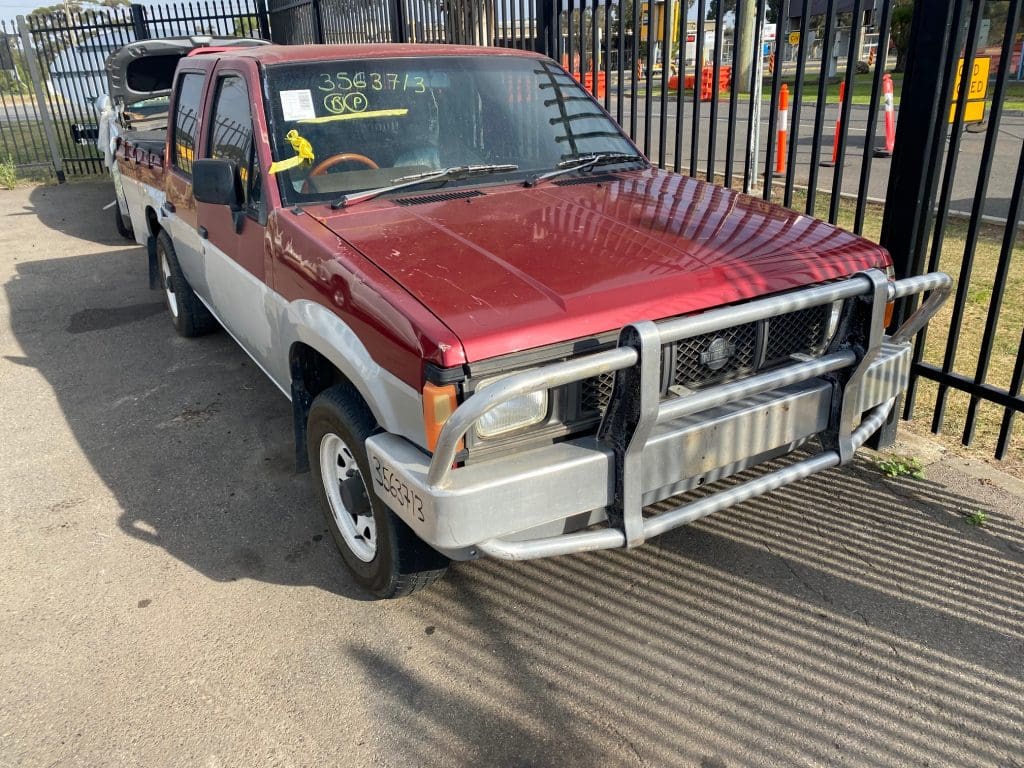 NISSAN NAVARA D21 DUALCAB AUTO 2.4 1990 WRECKING