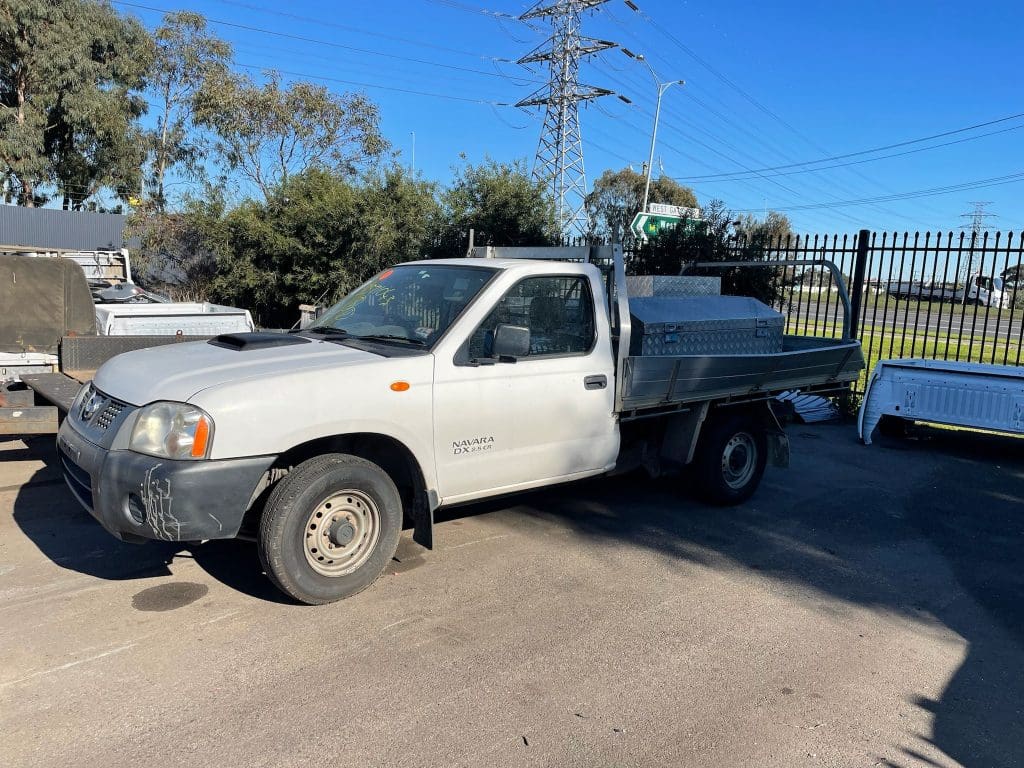 NISSAN NAVARA D22 DX YD25 DIESEL 2WD WHITE 2009 WRECKING